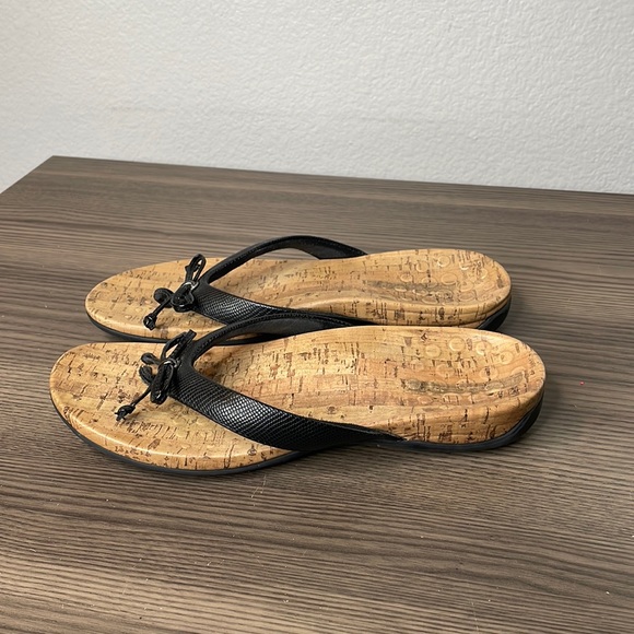 Vionic | Shoes | Vionic Black Flip Flop Sandals | Poshmark